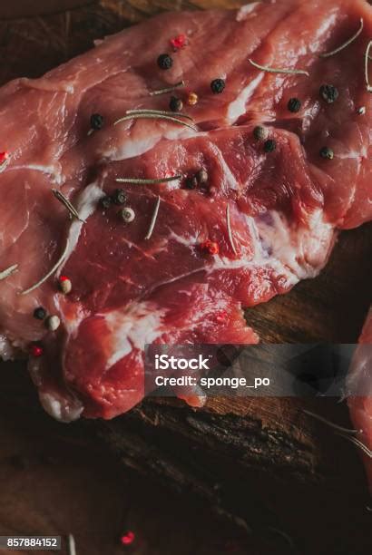 향신료와 허브 로즈마리 타임 바 질 원시 돼지고기 스테이크의 조각 소금과 후추 소박한 스타일 평면도에서 나무 배경 건강한 식생활에 대한 스톡 사진 및 기타 이미지 Istock
