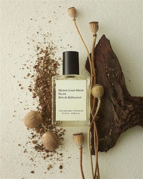 Духи на деревянном фоне