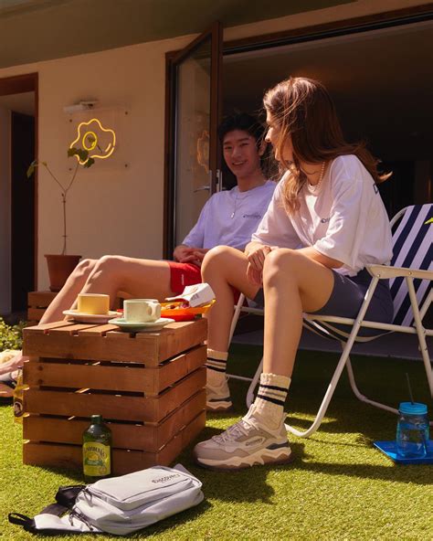 디스커버리 익스페디션 ⠀ 여름을 준비하는 디스커버러들의 첫 번째 아이템은🏖 ⠀ 다양한 그래픽과 산뜻한 컬러감 루즈핏으로