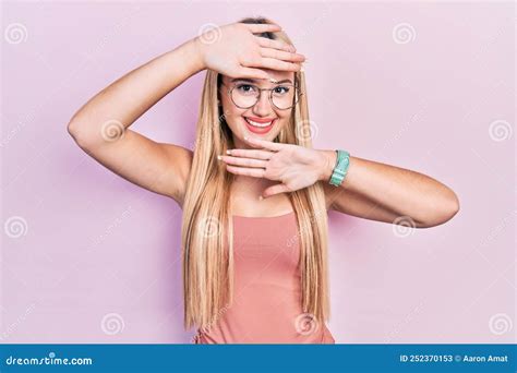 Jovencita Rubia Vistiendo Ropa Casual Sonriendo Alegre Jugando Peek Un Boo Con Las Manos