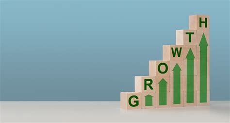 성장 경제 투자 및 비즈니스 성장 개념의 목표 비즈니스 성장 성공 프로세스 개념을위한 사다리 경력 경로 화살표가 위로 올라가는 계단으로 쌓이는 나무 블록 0명에 대한 스톡