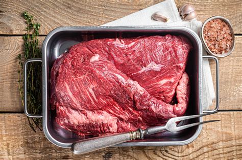 강철 트레이에 트리 팁 쇠고기 스테이크 원시 주요 고기 나무 배경 위쪽 보기 건강한 식생활에 대한 스톡 사진 및 기타 이미지 건강한 식생활 검은색 고기 Istock
