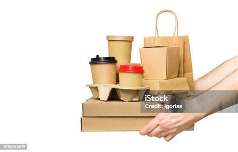 다양한 테이크 아웃 음식 용기 피자 상자 홀더에 커피 컵과 흰색에 고립 된 종이 봉투를 들고 손 음식 배달 서비스 음식에 대한 스톡 사진 및 기타 이미지 Istock