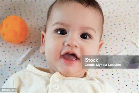 행복한 신생아는 재미있는 얼굴을 만듭니다 그의 방에서 기어 다니는 아기의 초상화가 닫힙니다 6 11 개월에 대한 스톡 사진 및 기타 이미지 Istock