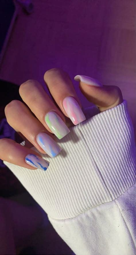 Минимализм на ногтях лаконичный маникюр нюдовый маникюр идеи маникюра Маникюр Дизайнерские