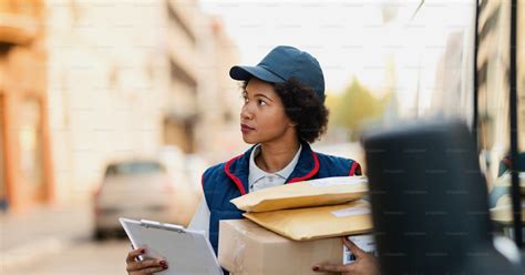 도시에서 배달할 소포를 운반하는 흑인 여성 택배 사진 Unsplash의 사람 이미지