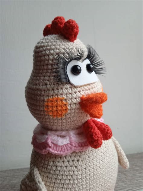 „ხშირად ღამე ვქსოვ“ კრუხი წიწილებით კალათები მოქარგული კვერცხებით და სიყვარულით მოქსოვილი