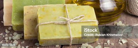 수 제 천연 유기농 비누 및 화장품 기름 나무 배경 모음입니다 스파 제품입니다 자주색 착 색된 테두리 디자인 파노라마 배너 건강한 생활방식에 대한 스톡 사진 및 기타 이미지