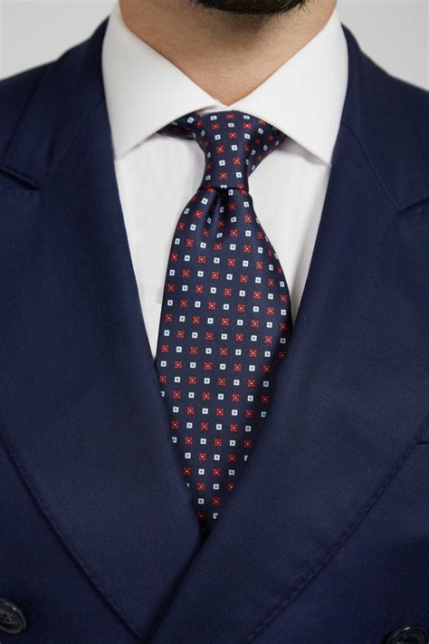 Guía Para Combinar Un Traje Azul Marino Con Corbata De Manera Impecable Cencibel