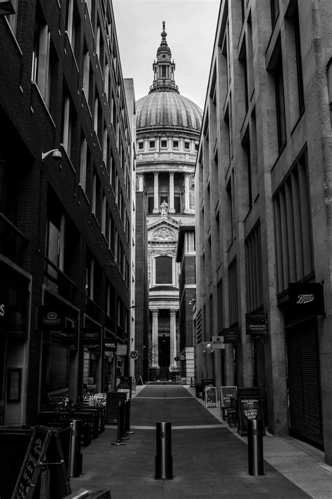 무료 이미지 검정색과 흰색 건축물 하늘 도로 화이트 거리 건물 레스토랑 골목 시티 도시 풍경 도심 가게 정면 교회에 성당 외부 사업 검은