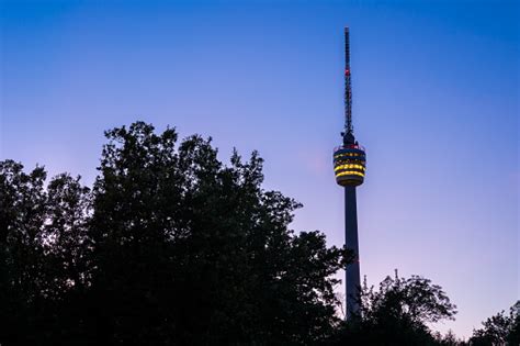 독일 일몰 후 마법의 황혼 분위기에서 슈투트가르트 Degerloch의 숲에 조명 Fernsehturm라는 유명한 독일 텔레비전 타워 0명에 대한 스톡 사진 및 기타 이미지