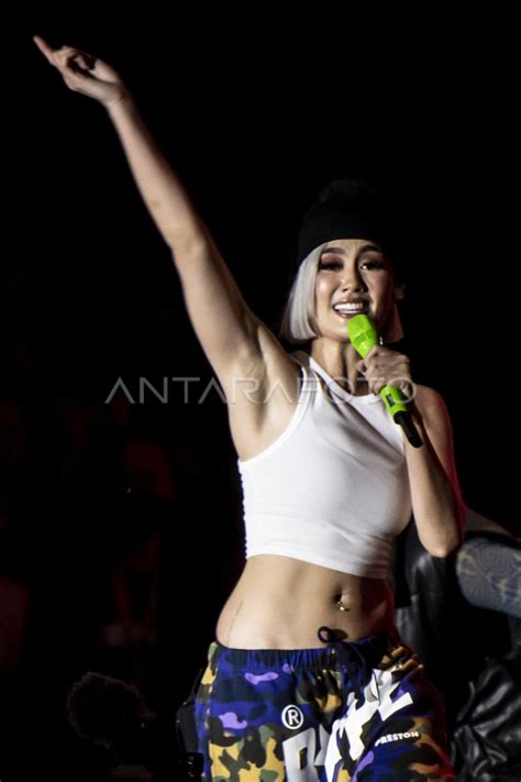 Agnez Mo Tampil In Synchronize Fest Antara Foto