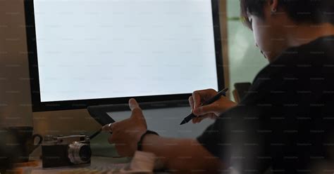 창의적인 컴퓨터에서 펜과 태블릿으로 작업하는 젊은 남자 그래픽 디자이너 사진 Unsplash의 앉아 이미지