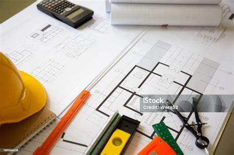 건설 현장에서 건축 작업 프로젝트의 책상 그리기 장비 개념 개념에 대한 스톡 사진 및 기타 이미지 개념 건설 산업 건설 현장 Istock