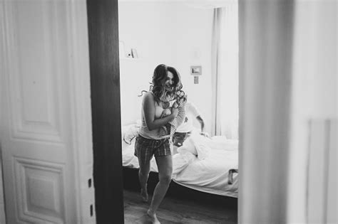 여자는 그녀의 남편에서 멀리 문에서 실행 됩니다 사랑 커플 베개를 친다 행복의 감정 아름 다운 젊은 부부 함께 보내는 시간을 즐긴다 라이프 스타일 흑백 사진입니다 사랑에