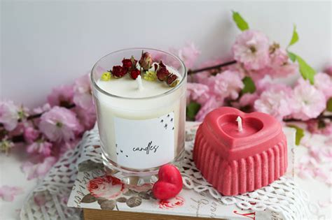 발렌타인 데이 배경입니다 천연 콩 왁스로 만든 하트 모양의 양초와 꽃다발 0명에 대한 스톡 사진 및 기타 이미지 0명 2월 개념 Istock