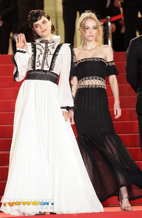 [포토엔]소코 릴리 로즈 뎁 상반된 레드카펫 포즈 칸영화제