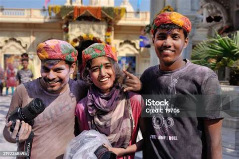 인도의 소년 소녀들은 인도에서 가장 중요한 축제 중 하나인 색의 축제인 마투라를 축하했습니다 거리에 대한 스톡 사진 및 기타 이미지 Istock
