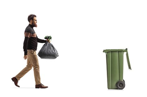 수염을 기른 남자가 비닐 쓰레기통을 향해 걷고 들고 다니는 전체 길이 프로필 샷 나름에 대한 스톡 사진 및 기타 이미지 나름 쓰레기 흰색 배경 Istock