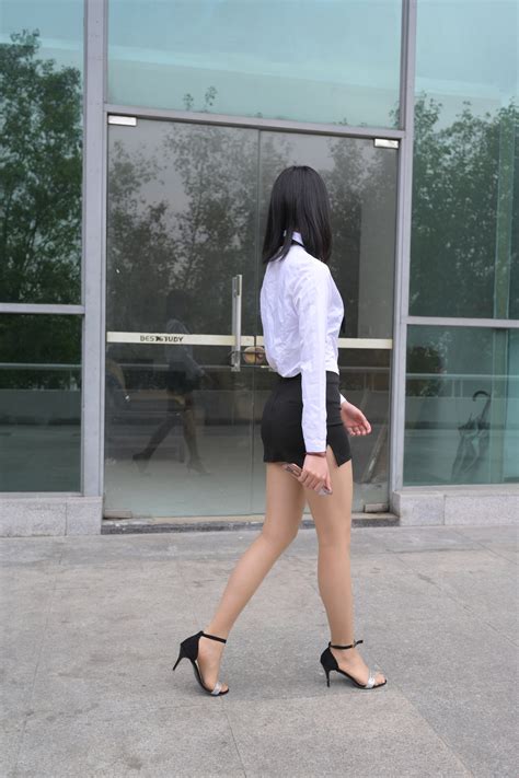마법의 거울 거리 사진 No Cheng Sheng Street Photography 긴 다리와 실크 유니폼을 입은 아름다운 여성을 판매하는 쇼핑몰 V PH