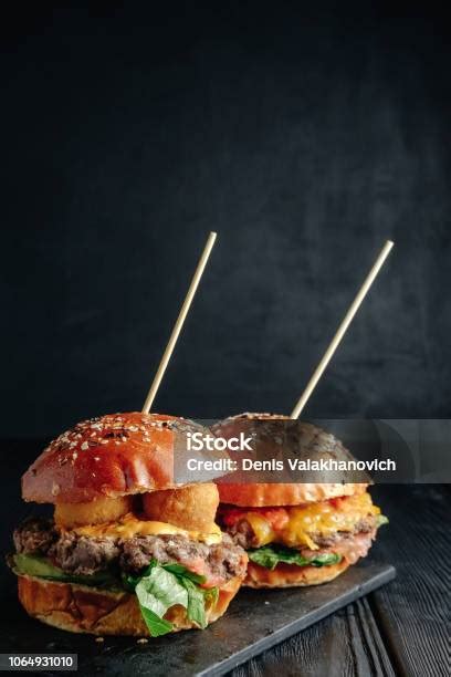 집에서 맛있게 햄버거 나무 보드에 길거리 음식 패스트 푸드입니다 감자 튀김와 감자 요리에 대한 스톡 사진 및 기타 이미지 감자 요리 건강에 좋지 않은 음식 고기