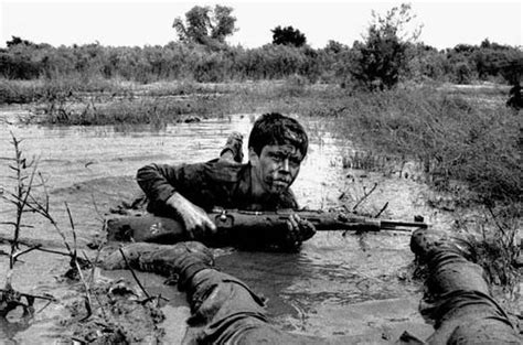 میزگرد عکاسان دفاع مقدس کریمیان رزمنده گلوله جنگی شلیک می کند و عکاس