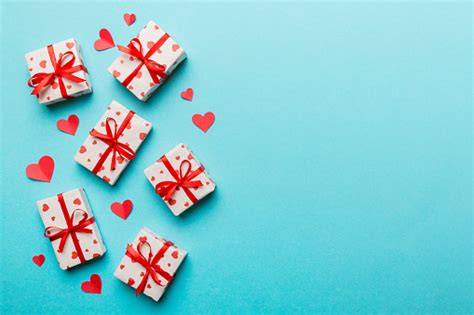 발렌타인 데이 구성 활과 심장이있는 빨간 선물 상자 크리스마스 선물 위에서 볼 수 있습니다 텍스트 공간입니다 홀데이 인사말 카드 0명에 대한 스톡 사진 및 기타 이미지