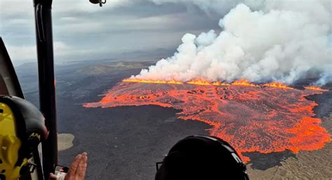 Volcanic Eruption In Iceland Forces Tourists To Evacuate Blue Lagoon