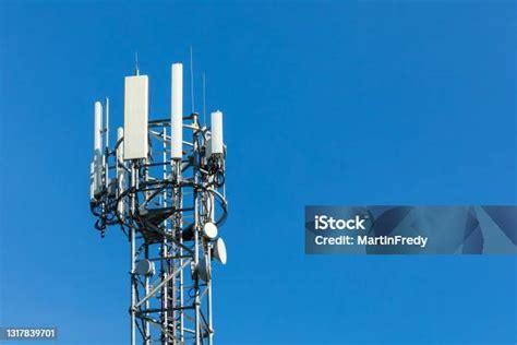 파란색 하늘 배경에 금속에 장착 된 무선 모듈 및 스마트 안테나가있는 5g 무선 네트워크 통신 장비 통신탑에 대한 스톡 사진 및