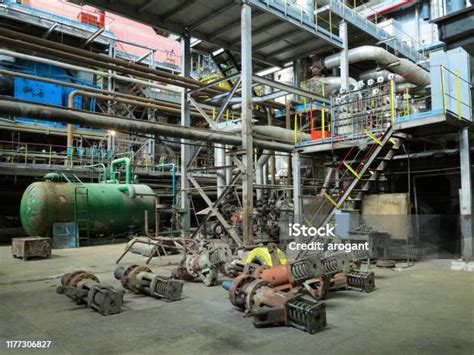 발전소에서 전기 모터 파이프 튜브 장비 및 증기 터빈이 있는 산업용 대형 물 펌프 0명에 대한 스톡 사진 및 기타 이미지 0