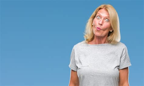 중간 나이 입술 고 우 스 꽝 스러운 제스처와 함께 고립 된 배경 만드는 물고기 얼굴 금발의 여자 재미 있는 식입니다 귀여운에 대한 스톡 사진 및 기타 이미지 Istock