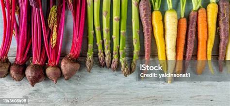 나무 배경에 다양한 뿌리 채소 무 화려한 당근과 아스파라거스 가을에 대한 스톡 사진 및 기타 이미지 가을 건강한 생활방식 건강한 식생활 Istock