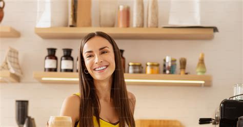 바리스타가 웃고 있다 고객과 이야기하고 커피를 만드는 동안 웃는 유쾌한 여성 바리스타 사진 Unsplash의 바리스타 이미지