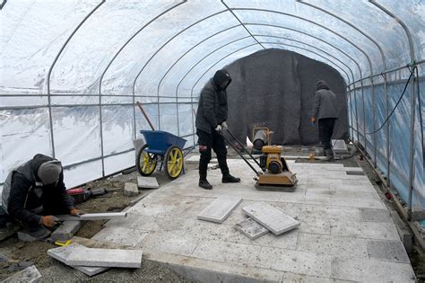 Зураг Зөөврийн хүлэмж ашиглан хуурай аргаар явган хүний зам тавьж байна Цэх мэдээ
