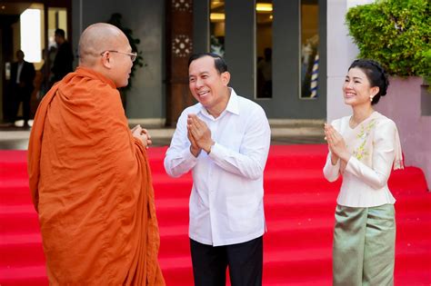 Huot Hak ហួត ហាក់ Added A New Photo Huot Hak ហួត ហាក់