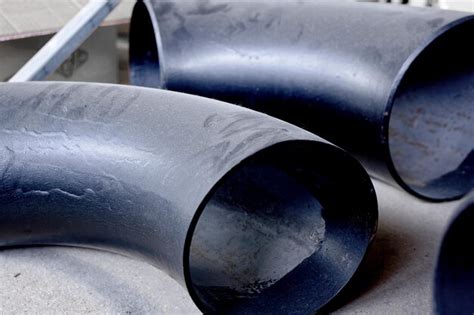 가스화 또는 물 공급을 위한 다양한 직경의 검정색 금속 파이프 및 어댑터 산업 배경 프리미엄 사진