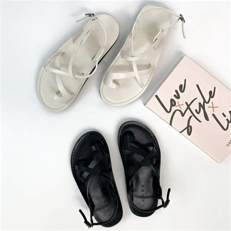 커플추천고퀄리티3컬러 발편한 빅사이즈 남녀공용 여름 여행 바캉스 휴양지 버클 꼬임 스트랩 쪼리 커플 샌들