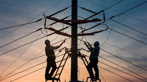 Premium Photo Selective Focus Of Electricians Are Fixing Power Transmission Line On A