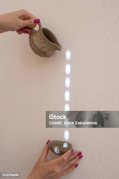 세라믹 도자기 컵과 접시를 들고 여자 손 태양 빛의 창조적 인 효과 컵에 물을 붓는 모방 시냇물 가정용 장비에 대한 스톡 사진 및 기타 이미지 Istock