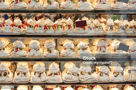 크림과 과일을 곁들인 식욕을 돋우는 장식용 머랭 쿠키가 있는 페이스트리 가게의 선반이 가까이 있습니다 0명에 대한 스톡 사진 및 기타 이미지 Istock