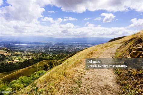 사우스 샌프란시스코 베이 지역의 언덕을 통해 하이킹 트레일 산호세는 배경에 표시 캘리포니아 봄에 대한 스톡 사진 및 기타 이미지 Istock