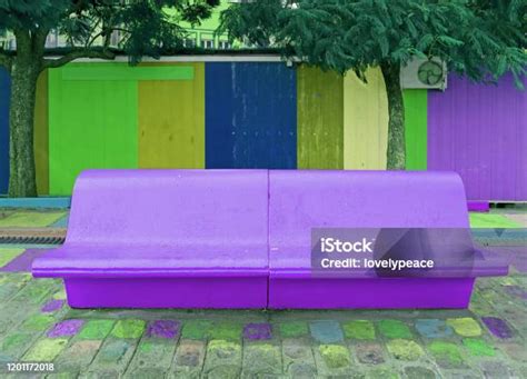 배경에 파란색과 녹색 오래된 목조 건물빈 팝 아트 스타일 생생한 보라색 콘크리트 벤치 0명에 대한 스톡 사진 및 기타 이미지 0명 감정 강렬하고 밝은 색상 Istock