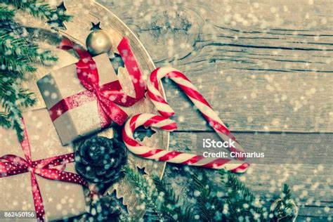 크리스마스 개념 소나무 나무 가지와 선물 나무 테이블 빨간색 새틴 물방울 무늬 리본으로 상자를 표시 개념에 대한 스톡 사진 및 기타 이미지 Istock