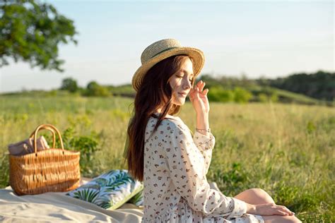 행복 한 여자 생활 스타일 부드러운 일몰 태양의 광선에 자연 피크닉 바구니 꽃에 밀 짚 모자에 아름 다운 편안한 소녀 피크닉 캠핑 가냘픈에 대한 스톡 사진 및 기타 이미지