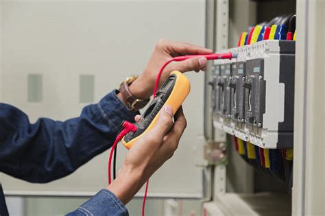 전기 엔지니어 작업 테스터는 전기 캐비닛 제어에서 전력 라인의 전압과 전류를 측정합니다 Stem 주제에 대한 스톡 사진 및 기타