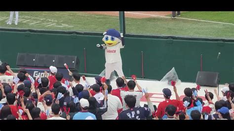 현란한 브레이크 댄스 아니냐~~~롯데자이언츠 재간둥이 누리💙💙💙 정훈선수 등장곡 응원가 진짜 맛깔나게 분위기 Up~up~👍👍👍 Youtube