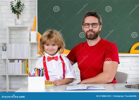 Volver A La Escuela Profesor Y Escolar Aprendiendo En Clase En La