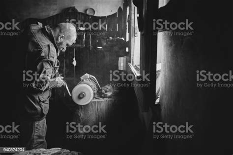 노동자는 연마 휠 그 라인 더에 금속 세부 Grinds 오래 된 분쇄기 기계 트리 트렁크 톱 컷에 고정 갈음질에 대한 스톡 사진 및 기타 이미지 Istock