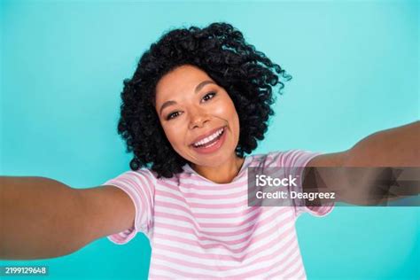 젊은이 웃는 재미 있는 행복 블로거 만들기 라이프 스타일 브이로그 들고 카메라를 청록색 배경에 고립 한 셀카 사진 Pov T 셔츠에 대한 스톡 사진 및 기타 이미지 Istock