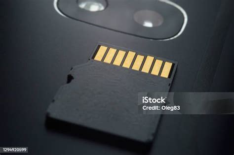 플래시 메모리 저장 개념 스마트폰의 배경에 마이크로 Sd 카드 메모리 카드는 휴대 전화 태블릿 등과 같은 휴대용 전자 장치에 디지털 정보를 저장하는 데 사용됩니다 0명에